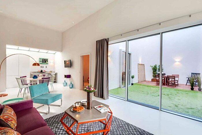 Appartement à louer - Jean Moulin-Porte dOrléans, Paris ème arrondissement - 4 pièces - 2 chambres