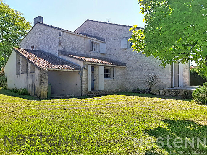 Saint-Romain-de-Benet : Maison 9 pièces à vendre