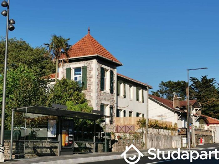 Appartement à louer - La Rochefoucauld-Aguilera, Biarritz - 1 pièce - 5 chambres