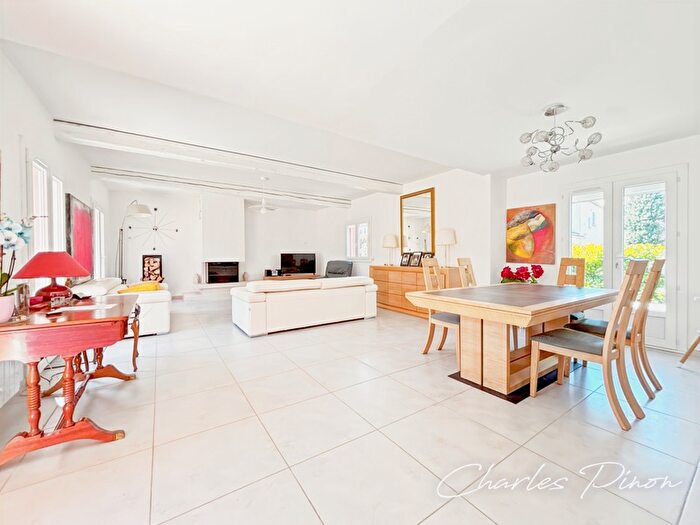 Maison à vendre - Saint-Cannat - 7 pièces - 4 chambres