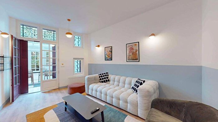 Appartement à louer - République-Gare-Porte de Paris, Saint-Denis - 15 pièces - 14 chambres