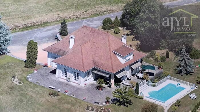 Maison 9 pièces à Thiers, à vendre