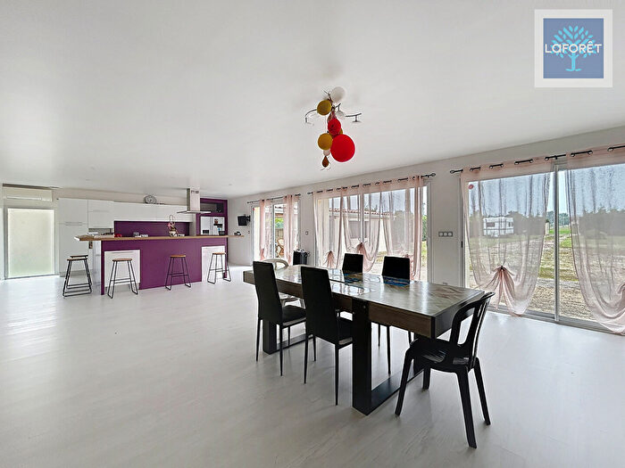 Maison à vendre - Donnezac - 8 pièces - 5 chambres