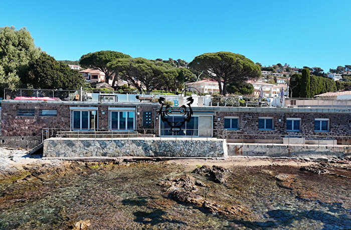 Maison à vendre - Roquebrune-sur-Argens, Les Issambres, La Vigie, Les Dolmens, Plages, Calanques - 6 pièces - 4 chambres