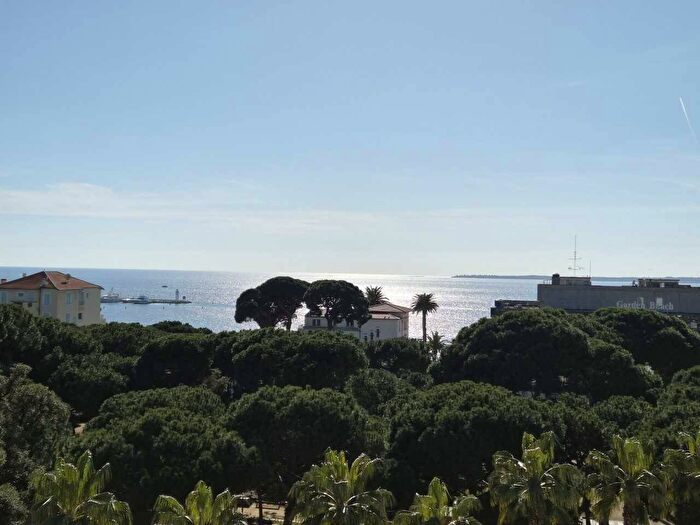 Appartement à louer - Juan-les-Pins, Antibes - 3 pièces - 2 chambres