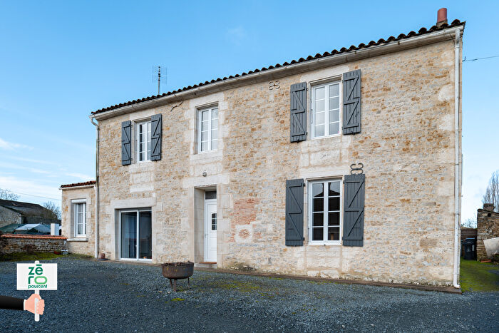 Maison 5 pièces à Saint-Jean-de-Beugné, à vendre