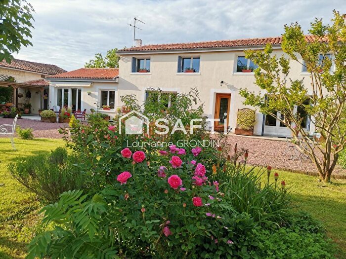 Blanzac-lès-Matha : Maison 6 pièces à vendre