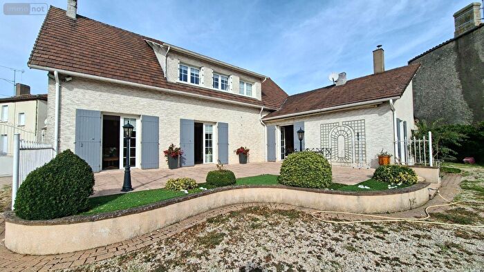 Maison 10 pièces à Nueil-les-Aubiers, à vendre