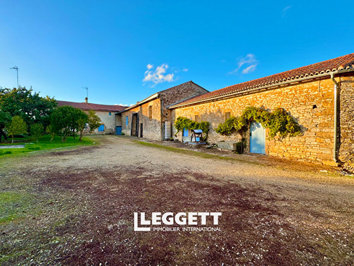 Maison à vendre - Saint-Jean-de-Sauves - 6 pièces - 4 chambres