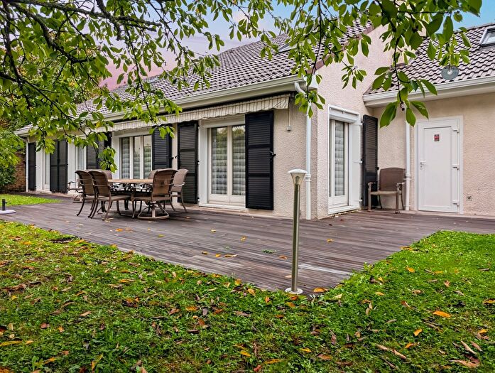 Maison à vendre - Voisins-le-Bretonneux - 8 pièces - 6 chambres