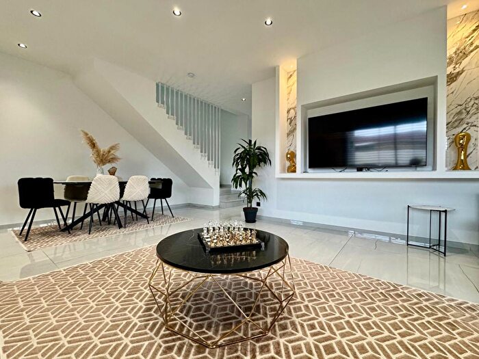 Maison à vendre - Chassieu - 5 pièces - 4 chambres