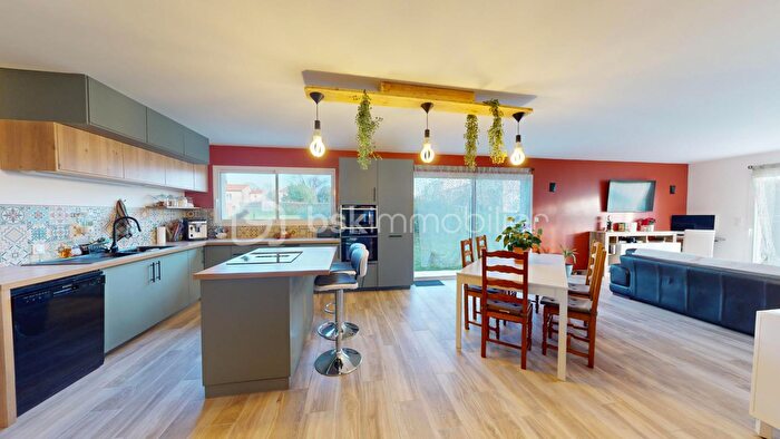 Saint-Martial-de-Vitaterne : Maison 7 pièces à vendre