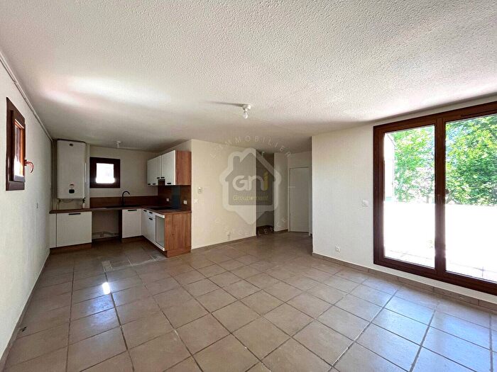 Appartement à louer - Vittier-Saint Genest, Arles - 3 pièces - 2 chambres