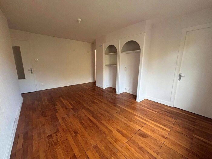 Appartement à louer - Croix Luizet, Villeurbanne - 4 pièces - 3 chambres