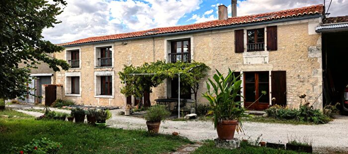 Maison 8 pièces à Villeneuve-la-Comtesse, à vendre