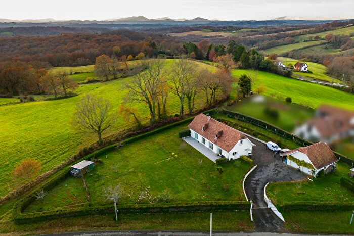Maison à vendre - Sauveterre-de-Béarn - 6 pièces - 4 chambres
