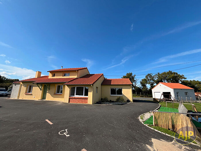 Maison à vendre - Saint-Christophe-du-Bois - 8 pièces - 5 chambres