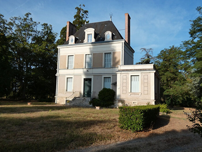 Maison 13 pièces à vendre - Villeloin-Coulangé