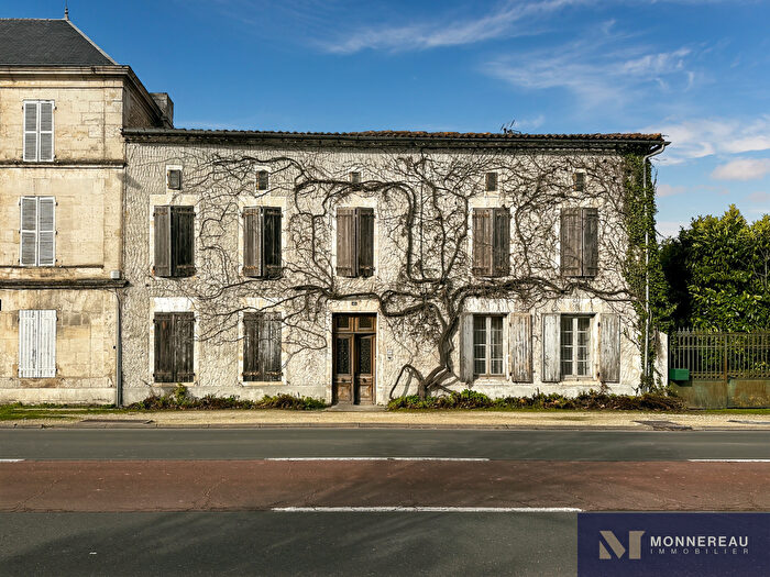 Maison à vendre - Barbezieux-Saint-Hilaire - 7 pièces - 4 chambres