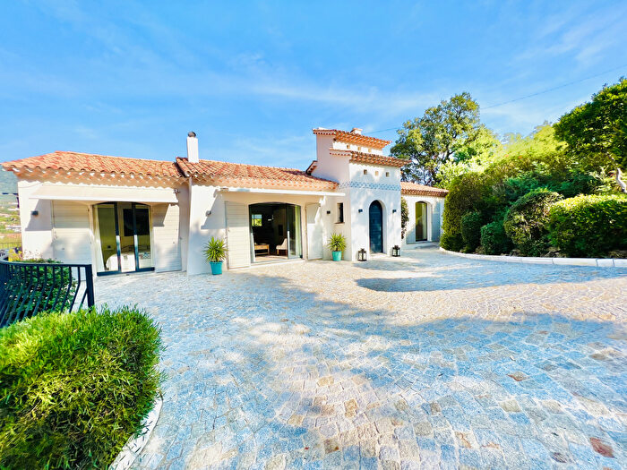 Maison à vendre - Cavalaire-sur-Mer, Centre-ville - 5 pièces - 4 chambres