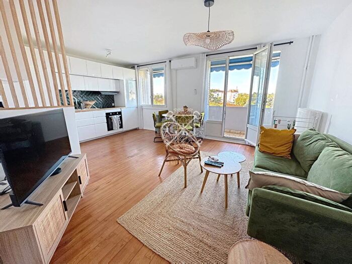 Appartement à louer - Parilly-Jules Guesde, Vénissieux - 4 pièces - 3 chambres