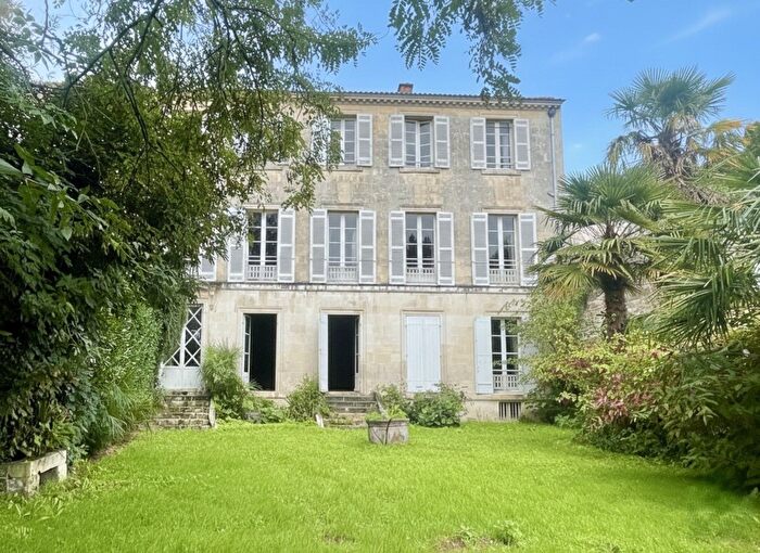 Maison à vendre - Saintes, Centre-ville - 14 pièces - 5 chambres