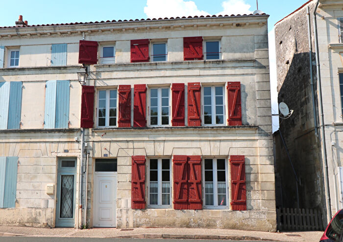 Maison à vendre - Saint-Savinien - 4 pièces - 3 chambres