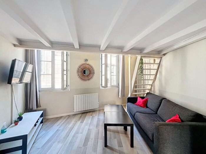 Avignon, Palais des Papes, Zone Piétonne : Appartement 1 pièce à louer