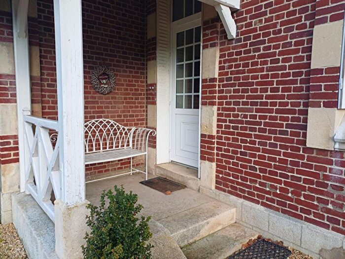 Maison à vendre - Noyon, Est - 8 pièces - 6 chambres