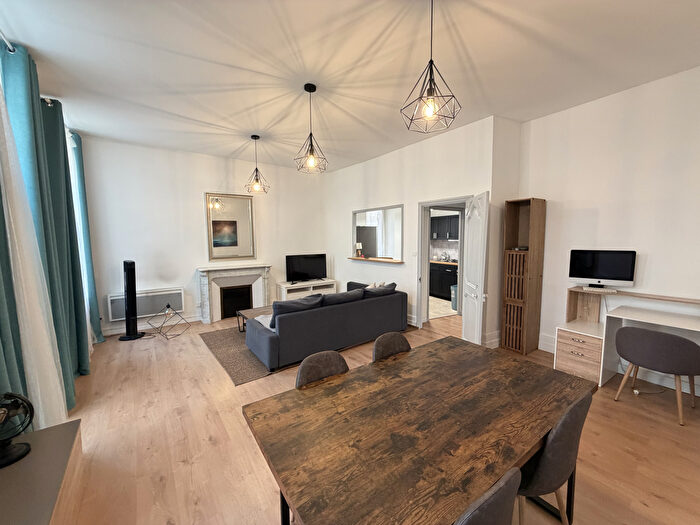 Appartement à louer - Saint-Maximin-la-Sainte-Baume, Centre-ville - 3 pièces - 2 chambres