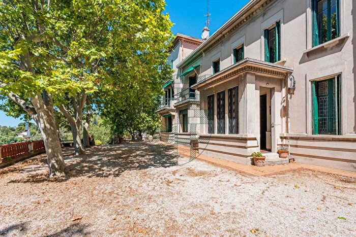Maison à vendre - Marseille e , Les Trois Lucs - 10 pièces - 6 chambres