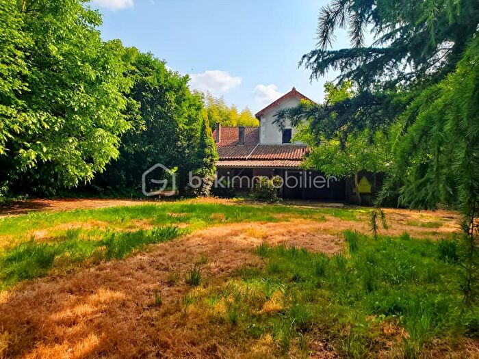 Maison à vendre - Mairé-Levescault - 9 pièces - 6 chambres