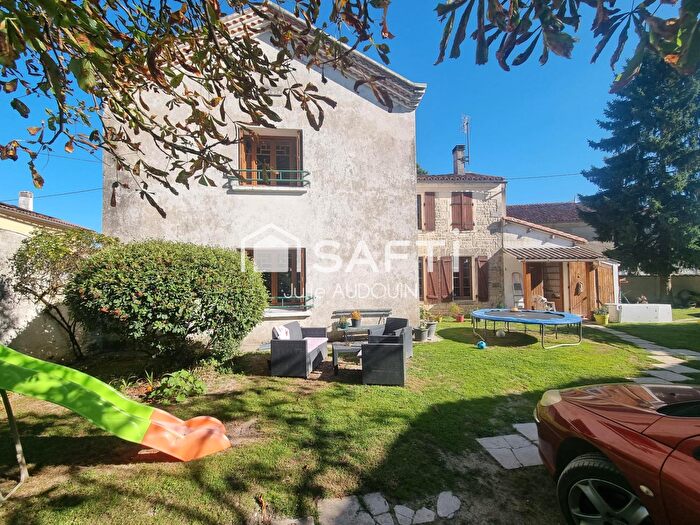 Maison à vendre - Bazauges - 5 pièces - 2 chambres