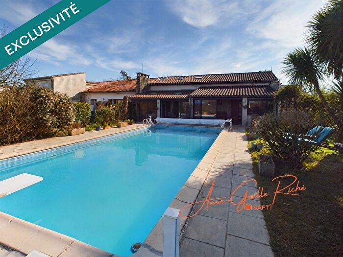 Maison 11 pièces à Semoussac, à vendre