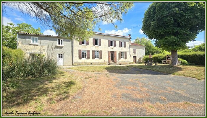 Maison 8 pièces à Saint-Pierre-de-Juillers, à vendre