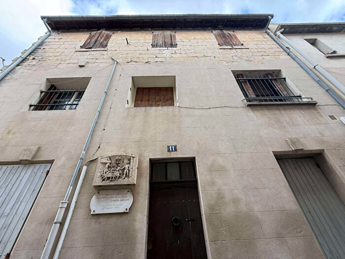 Maison à vendre - Beaucaire, Centre-ville - 9 pièces - 5 chambres