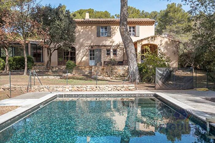 Maison à louer - Saint-Marc-Jaumegarde - 6 pièces - 4 chambres