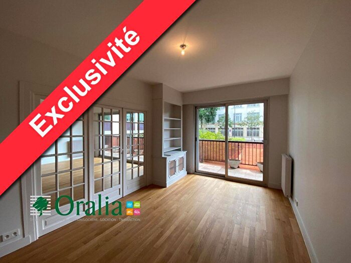 Appartement à louer - Ecole Militaire, Paris ème arrondissement - 4 pièces - 2 chambres