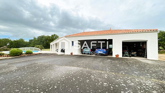 Maison à vendre - Mareuil-sur-Lay-Dissais - 8 pièces - 5 chambres