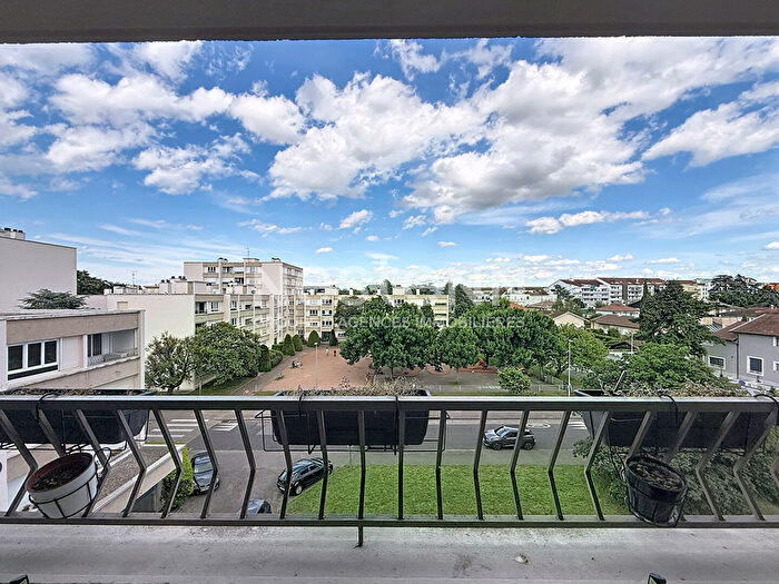 Appartement 4 pièces à vendre à Bron, Centre-ville