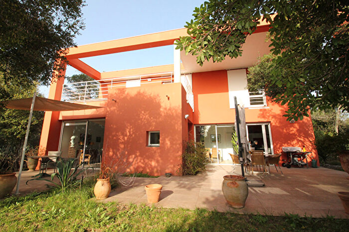 Maison à vendre - Nîmes, Tour Magne - 6 pièces - 4 chambres