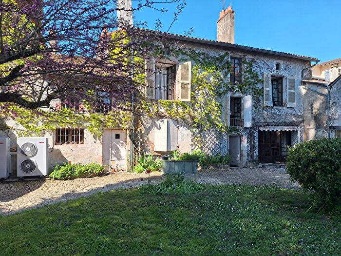 Civray - Maison 16 pièces à vendre