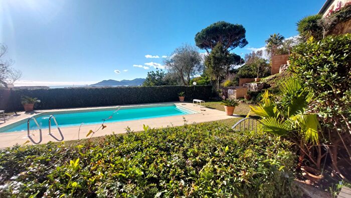 Appartement à louer - Cannes, Croix des Gardes - 3 pièces