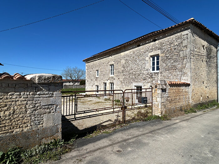 Maison à vendre - Chef-Boutonne - 7 pièces - 4 chambres