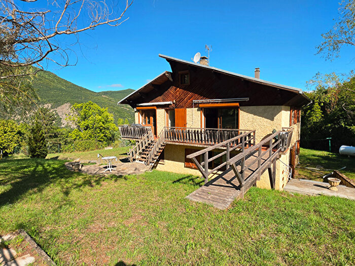 Saint-Étienne-le-Laus : Maison 8 pièces à vendre