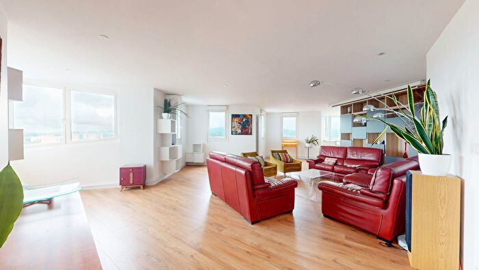 Appartement à louer - Lyon e , La Duchère - 4 pièces - 2 chambres