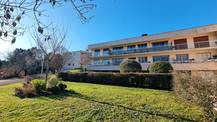 Appartement à louer - Le Mesnil-le-Roi - 4 pièces - 2 chambres