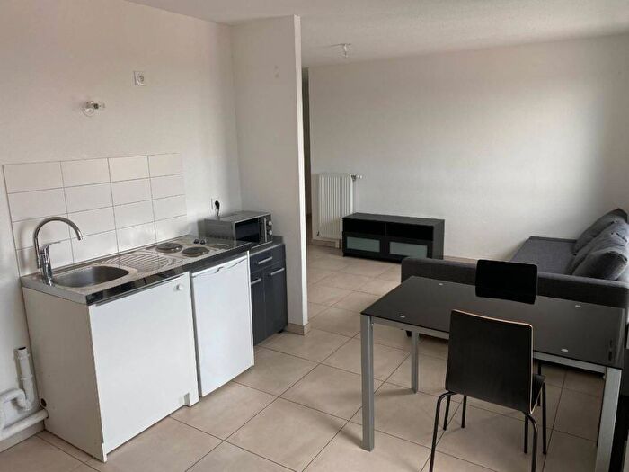 Centre Sud Est, Saint-Louis : Appartement 1 pièce à louer