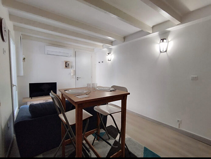 Appartement à louer - Nîmes, Carmes - 2 pièces - 1 chambre