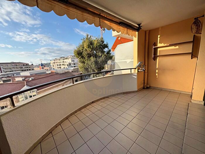 Appartement à louer - Menton, Hôtel de Ville, Vieille Ville, Musée, Madone, Carnolès - 3 pièces - 2 chambres